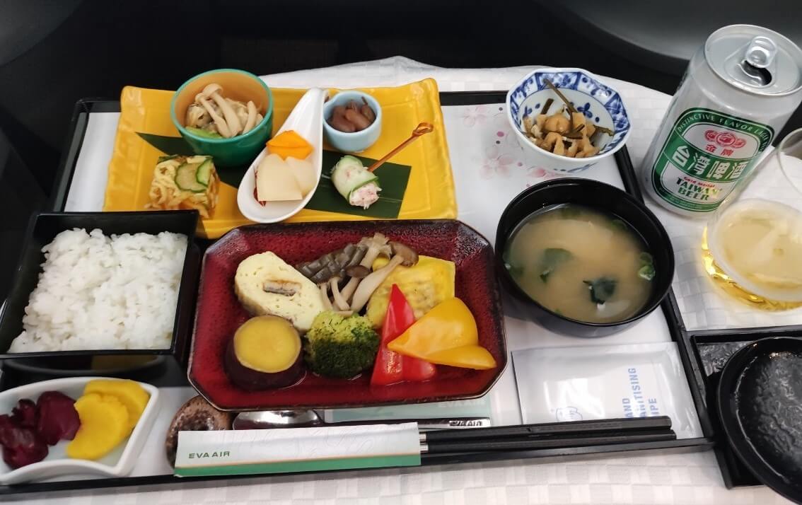 【搭乗記】エバー航空（BR106）台北-福岡のビジネスクラス搭乗記：「長距離路線と同じ機材で、最高の空間・まったく疲れない！！」 | IICS ...