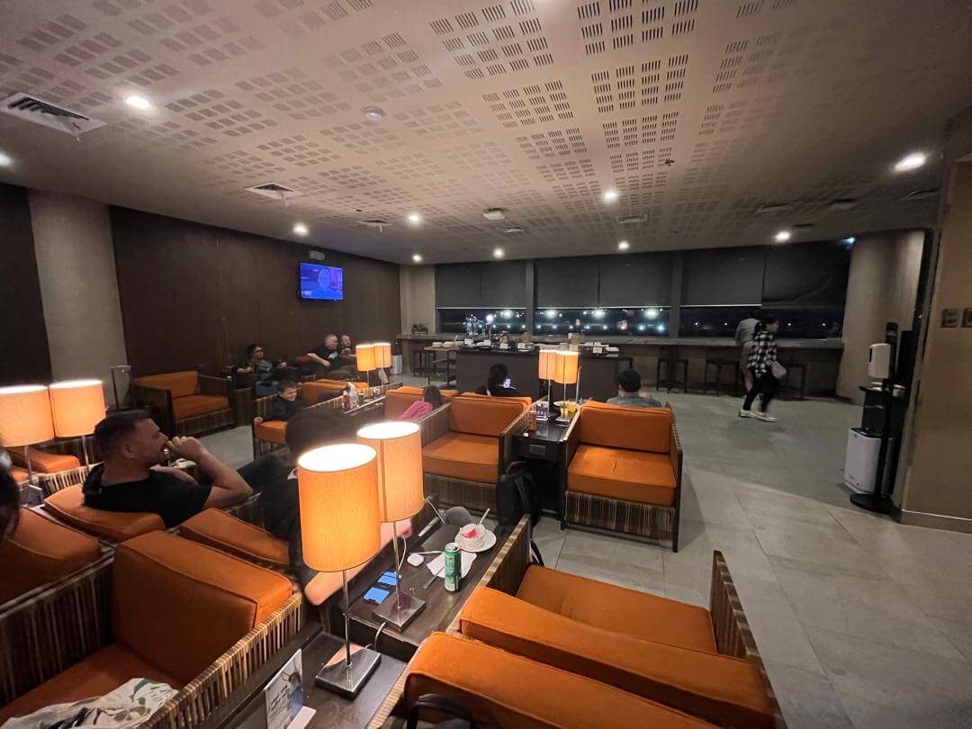 【空港ラウンジレビュー】マニラ・ニノイ・アキノ国際空港第3ターミナル「PAGSS Premium Lounge」ラウンジの食事は、バラエティ ...